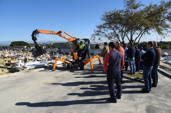 Nova escavadora para o Cemitério Municipal de Camarate
